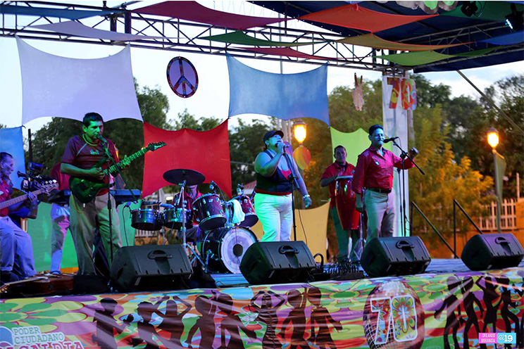 Celebran a las madres con fiesta de los años setentas