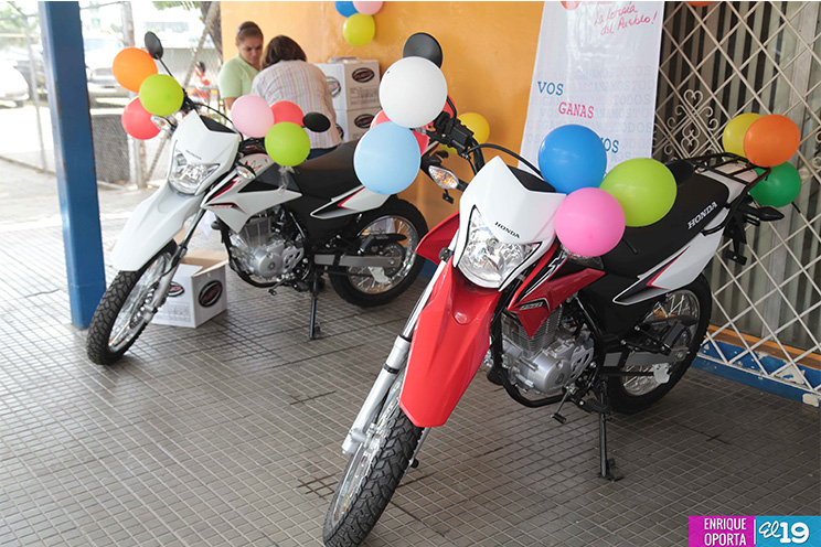 Lotería Nacional entrega premios del sorteo "Gánate la moto"