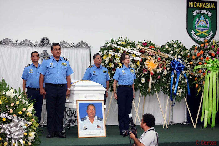 Daniel asiste a ceremonia de honores militares a Coronel Mario Jirón (q ...