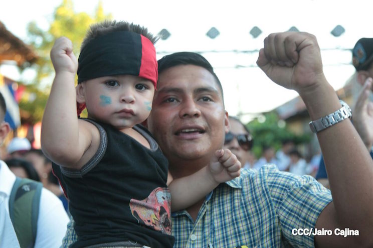 Leoneses inauguran monumento y mural en homenaje a Luisa Amanda y ...