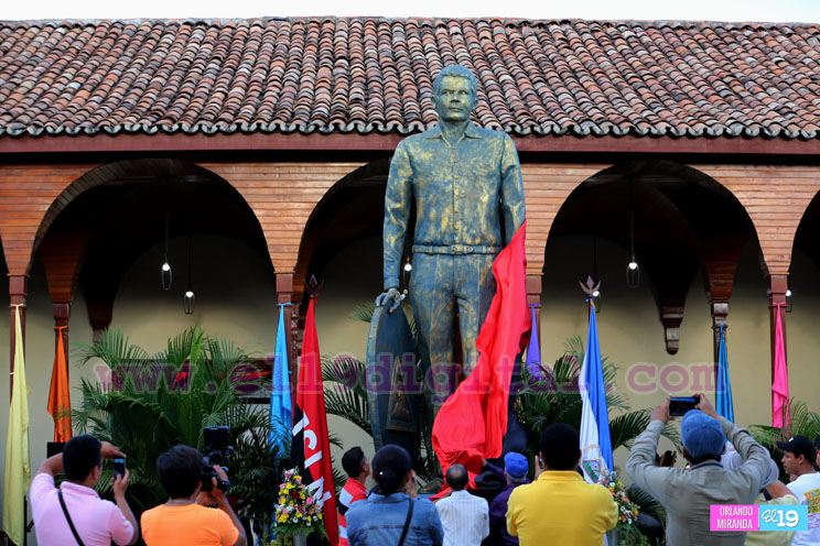 León develiza colosal escultura en honor al poeta Rigoberto López Pérez