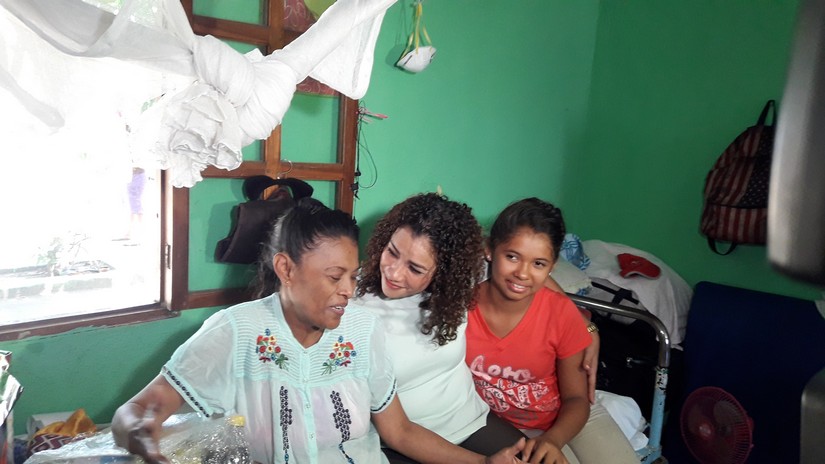 Alcaldesa Reyna Rueda entrega obsequios a mujeres con cáncer atendidas ...