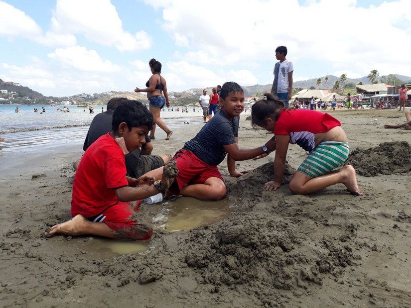 Nicaragüenses disfrutan de las paradisíacas playas de Rivas