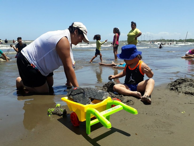 Nicaragüenses disfrutan de las paradisíacas playas de Rivas