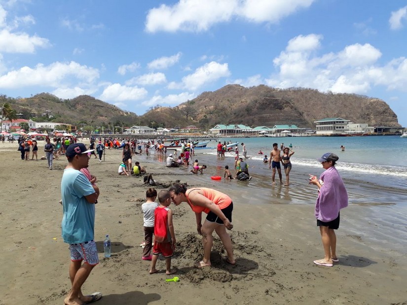 Nicaragüenses disfrutan de las paradisíacas playas de Rivas