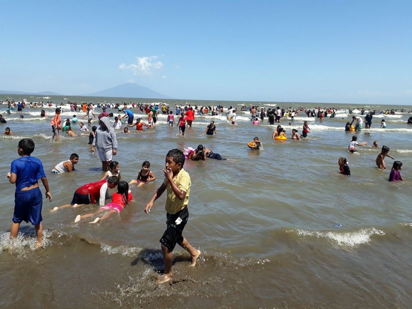 Nicaragüenses disfrutan de las paradisíacas playas de Rivas