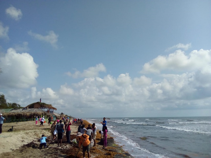 Fuerza Naval participó en jornada de limpieza de playa El Bluff, en ...