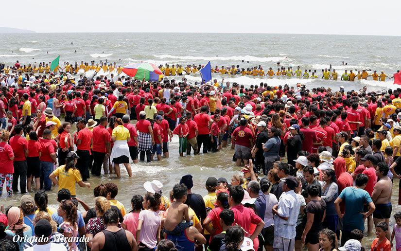 Bautizos masivos de las Asambleas de Dios en playa El Menco de Rivas