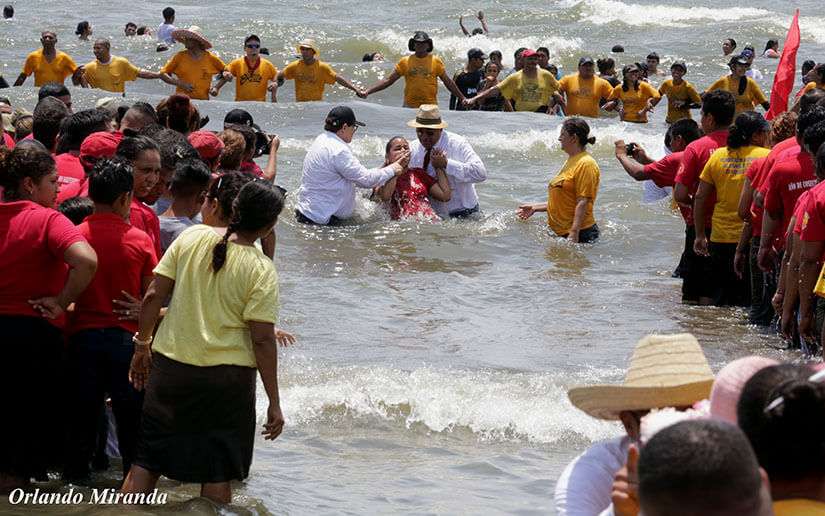 Bautizos masivos de las Asambleas de Dios en playa El Menco de Rivas