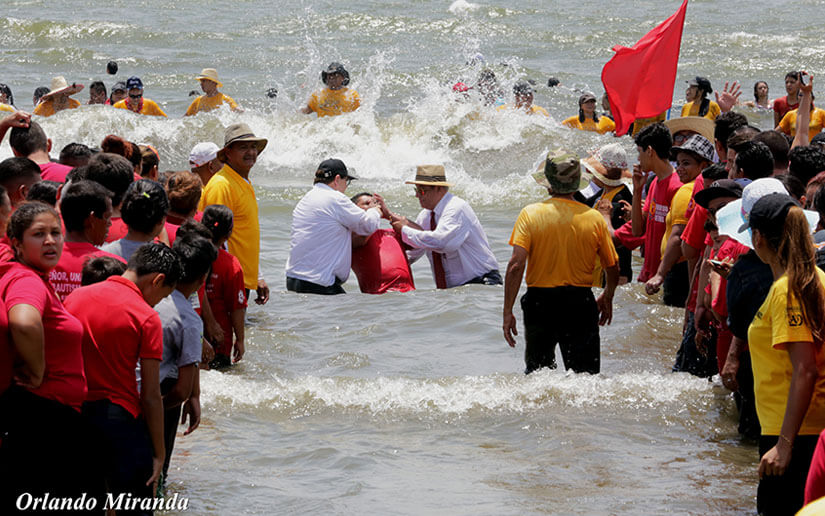 Bautizos masivos de las Asambleas de Dios en playa El Menco de Rivas