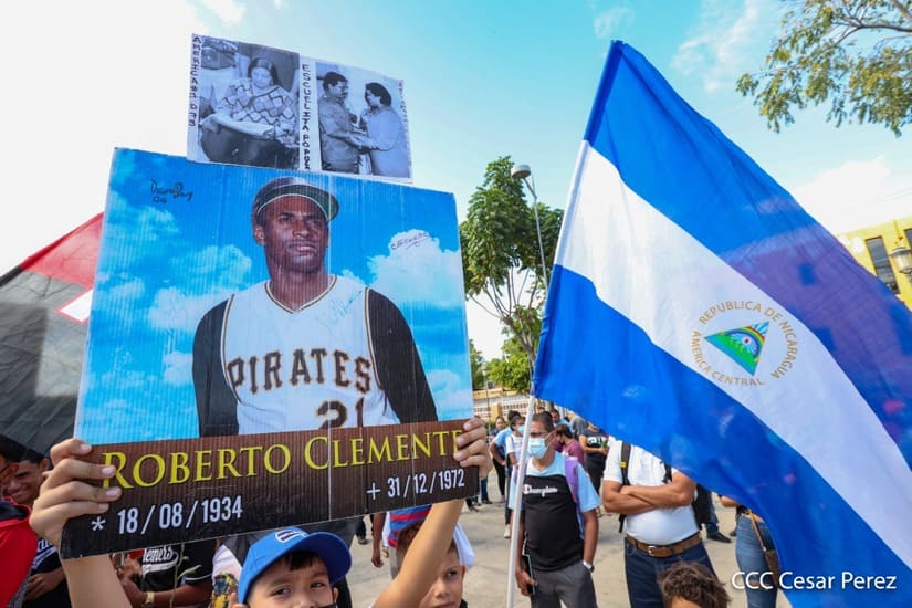 Tributo al beisbolista Roberto Clemente a 49 años de su paso a la ...