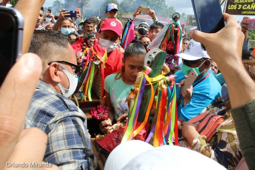 Feligreses recorren las calles de Diriamba en medio de un derroche ...