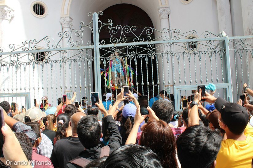 Feligreses recorren las calles de Diriamba en medio de un derroche ...