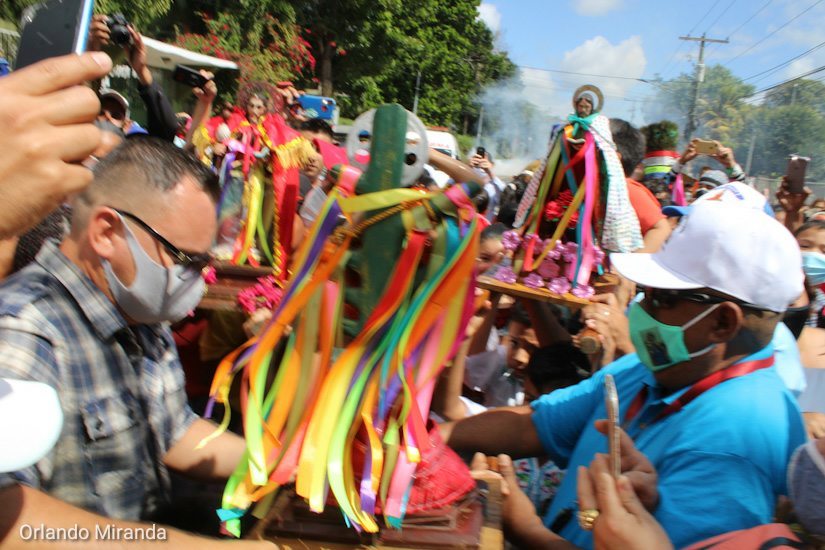 Feligreses recorren las calles de Diriamba en medio de un derroche ...