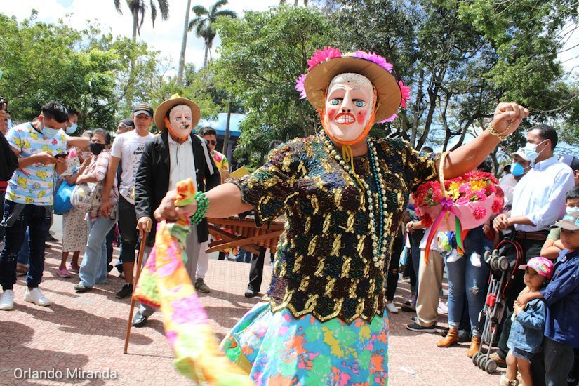 Feligreses recorren las calles de Diriamba en medio de un derroche ...