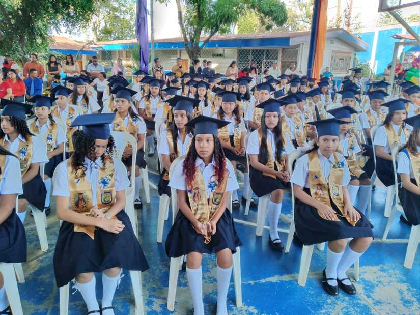 Comunidad educativa del colegio República de Cuba celebró acto de promoción