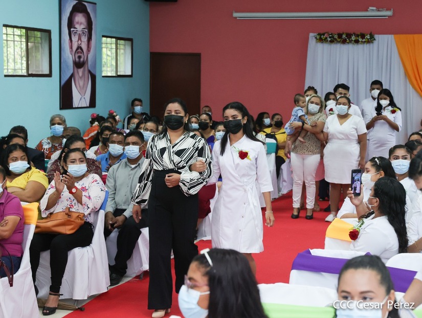 Celebran primera promoción de auxiliares de enfermería de la escuela ...