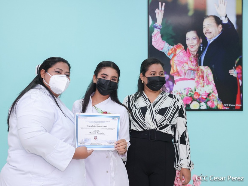Celebran primera promoción de auxiliares de enfermería de la escuela ...