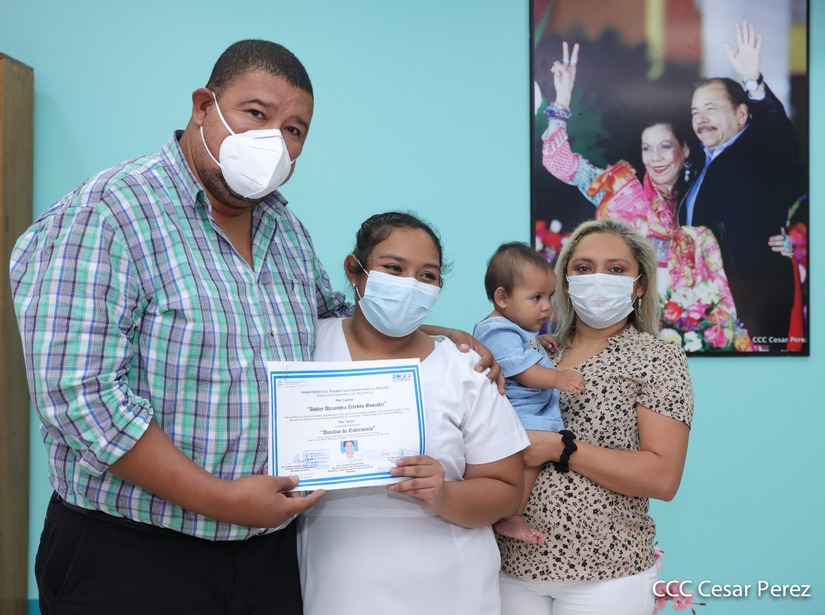 Celebran primera promoción de auxiliares de enfermería de la escuela ...