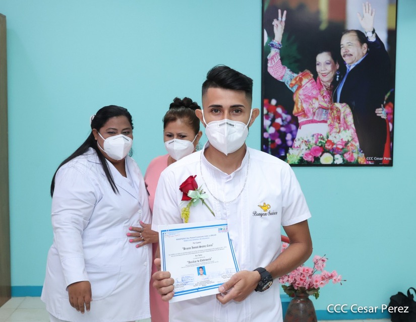 Celebran primera promoción de auxiliares de enfermería de la escuela ...