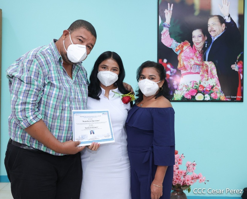 Celebran primera promoción de auxiliares de enfermería de la escuela ...