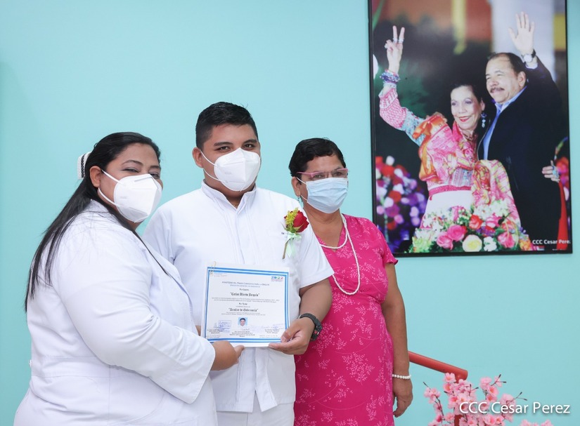 Celebran primera promoción de auxiliares de enfermería de la escuela ...