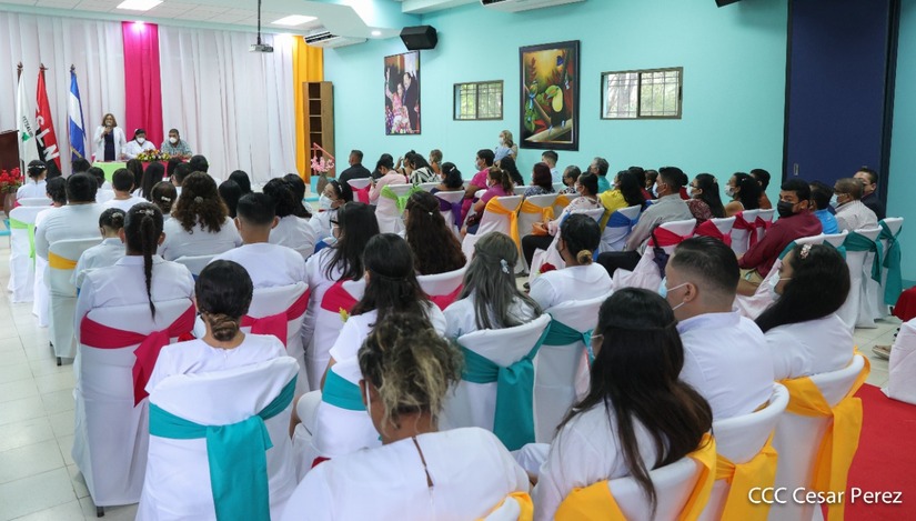 Celebran primera promoción de auxiliares de enfermería de la escuela ...