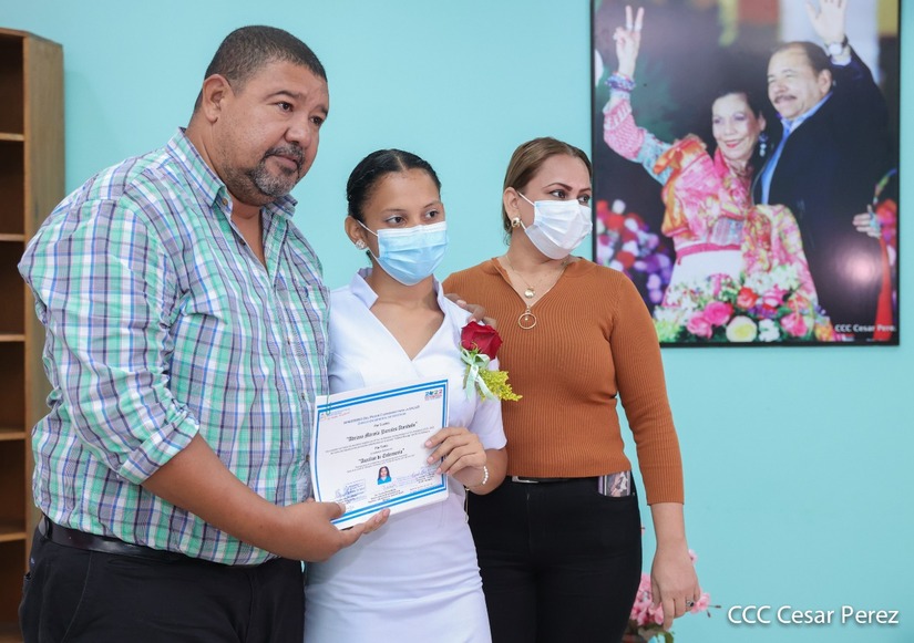 Celebran primera promoción de auxiliares de enfermería de la escuela ...