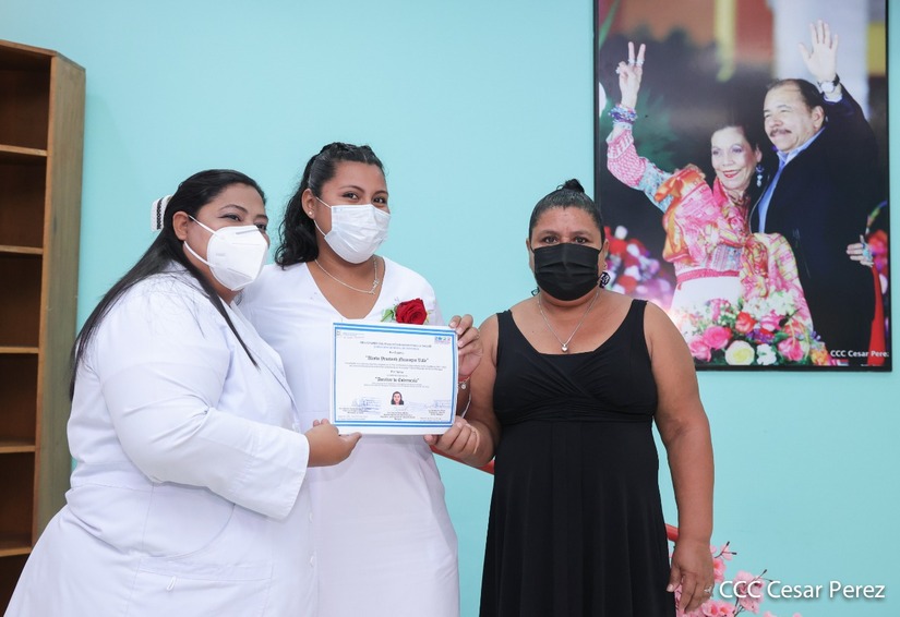 Celebran primera promoción de auxiliares de enfermería de la escuela ...
