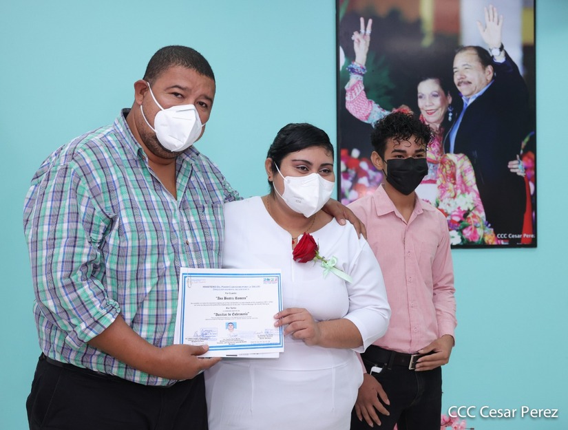 Celebran primera promoción de auxiliares de enfermería de la escuela ...