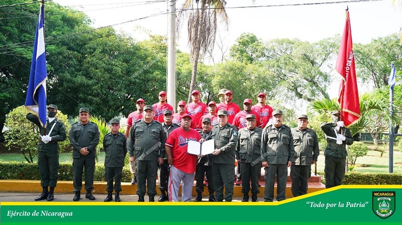 Ejército de Nicaragua condecora al mánager del equipo Los Dantos