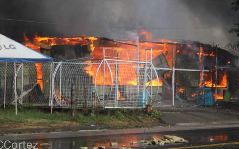 Incendio arrasa con tramos de pólvora en Tiscapa
