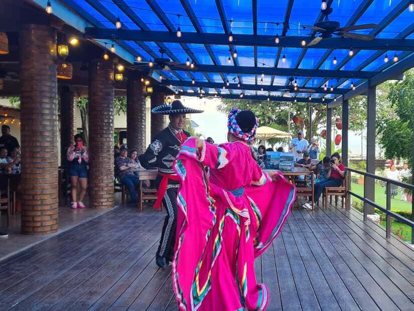 Celebran Festival Internacional del folklóre en la Isla del Amor