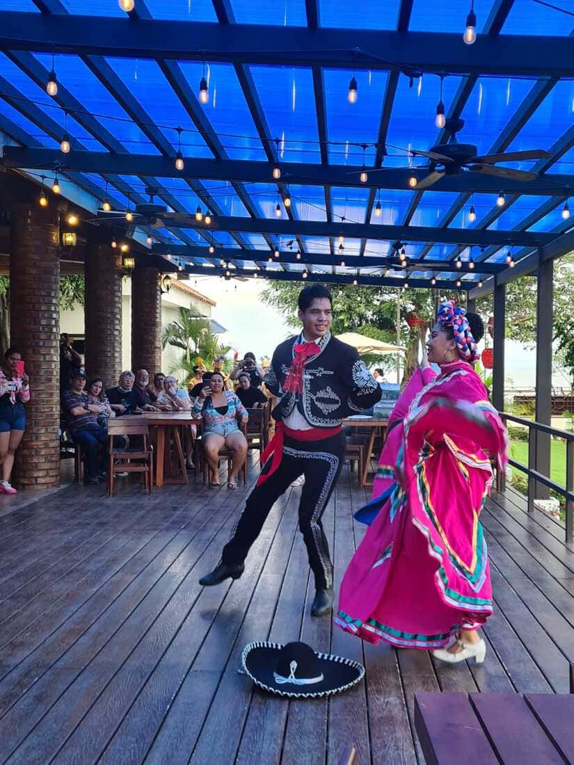 Celebran Festival Internacional del folklóre en la Isla del Amor