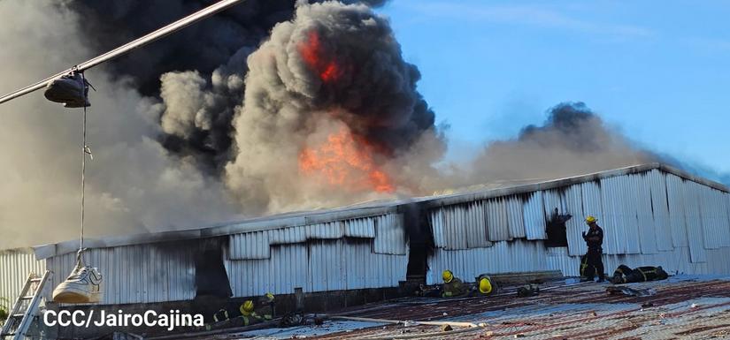 Autoridades controlan incendio en bodegas de la empresa Metalurgia Martinez en Managua