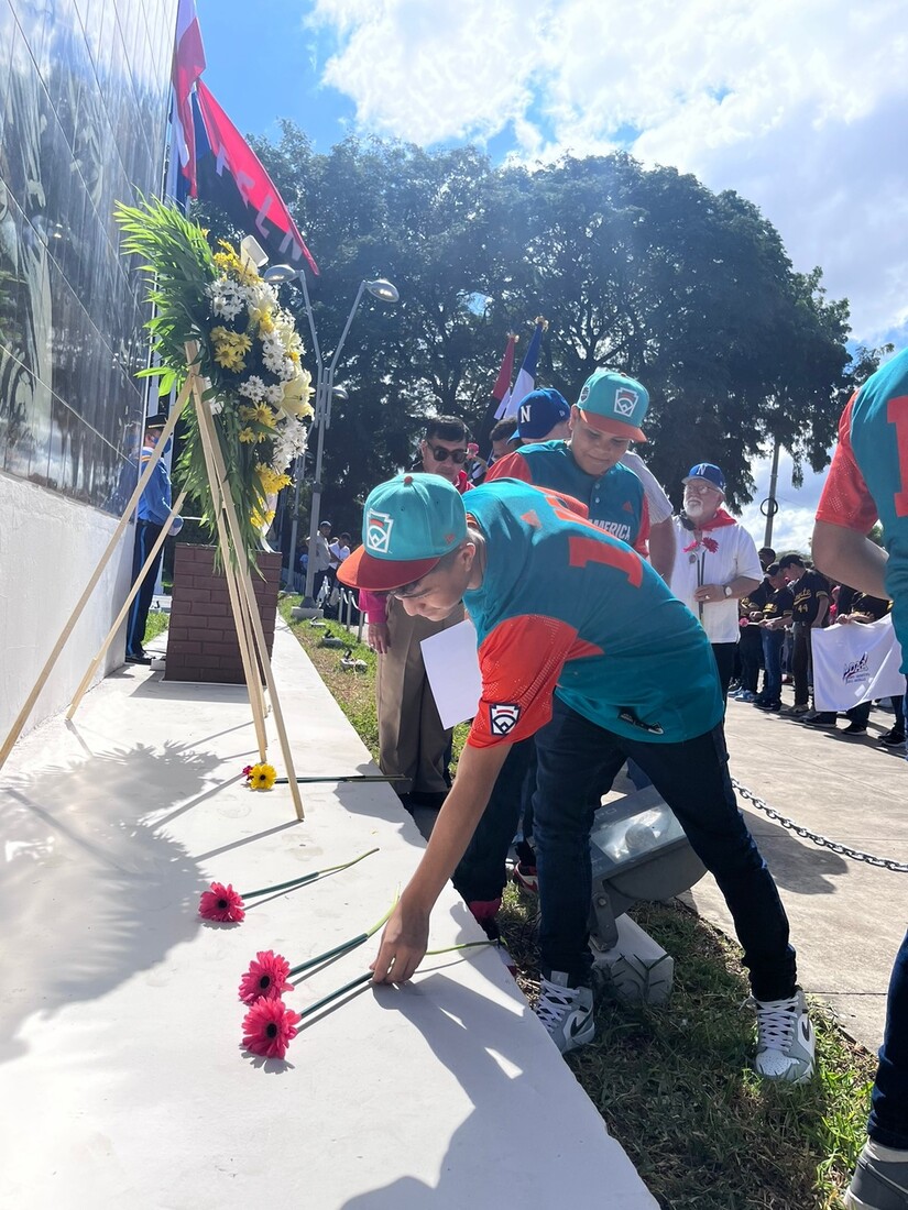 Rinden homenajes al Héroe Nacional Roberto Clemente