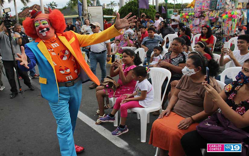 Familias disfrutaron del show del Payaso Pipo en el Puerto Salvador Allende