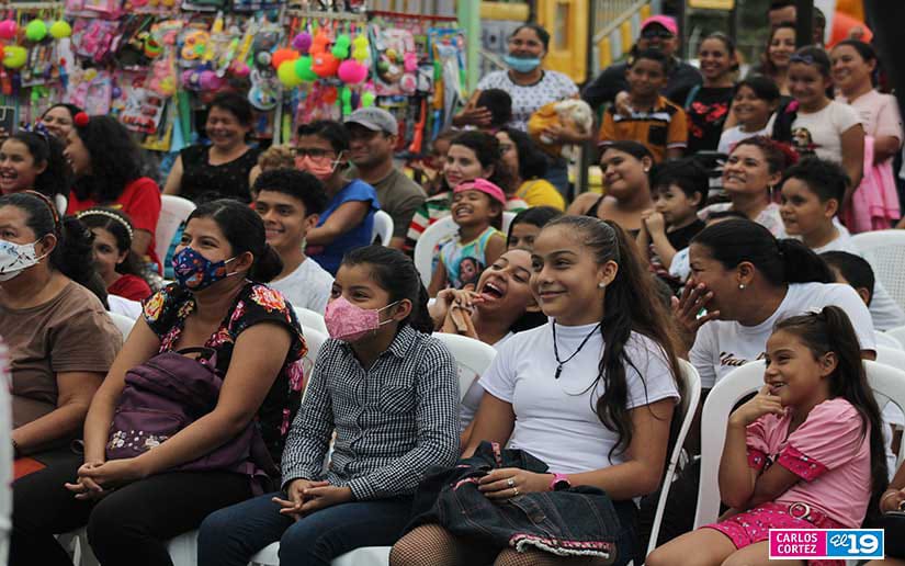Familias disfrutaron del show del Payaso Pipo en el Puerto Salvador Allende