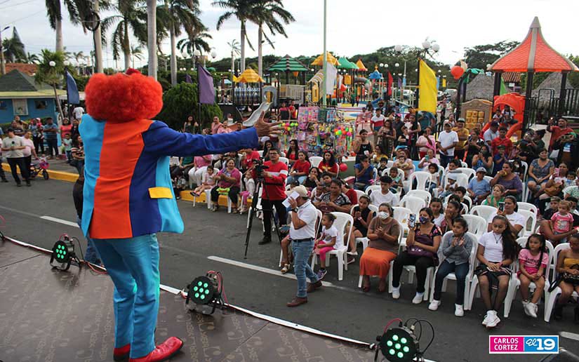 Familias disfrutaron del show del Payaso Pipo en el Puerto Salvador Allende