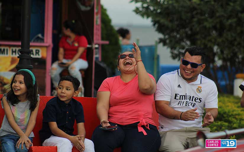 Familias disfrutaron del show del Payaso Pipo en el Puerto Salvador Allende