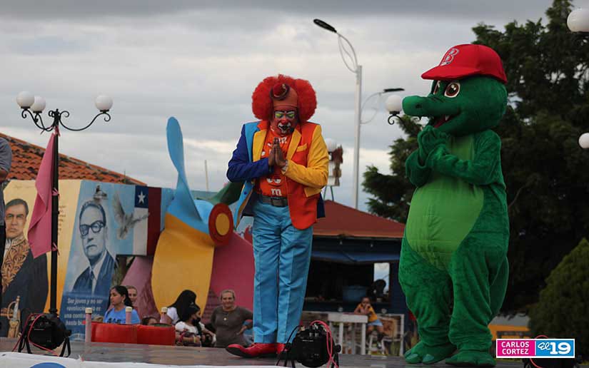 Familias disfrutaron del show del Payaso Pipo en el Puerto Salvador Allende