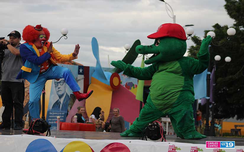 Familias disfrutaron del show del Payaso Pipo en el Puerto Salvador Allende