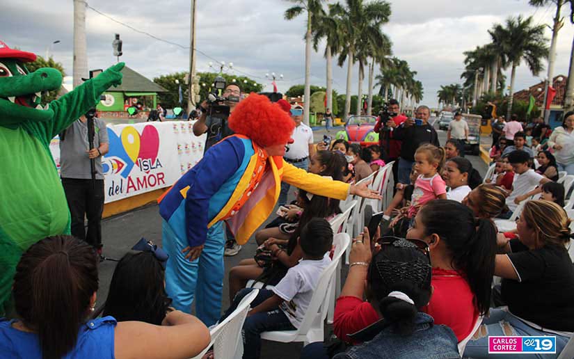 Familias disfrutaron del show del Payaso Pipo en el Puerto Salvador Allende
