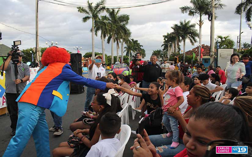 Familias disfrutaron del show del Payaso Pipo en el Puerto Salvador Allende