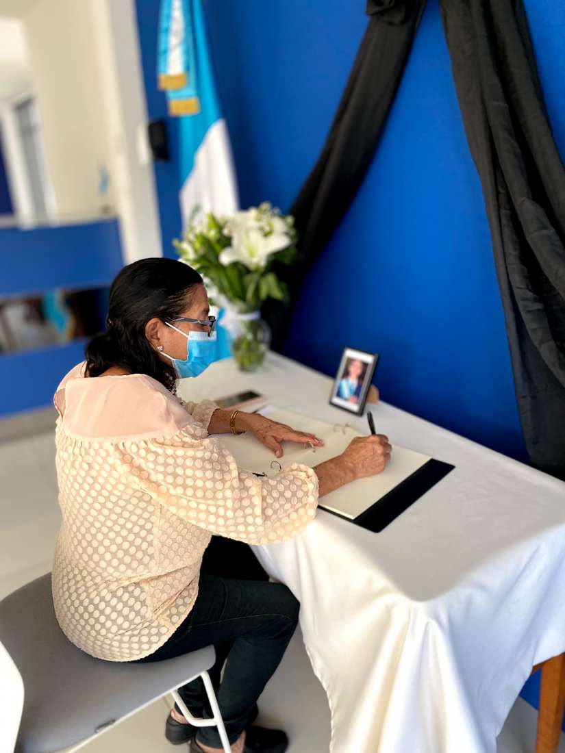 Delegación de Nicaragua firmó libro de Condolencias en la Embajada de ...