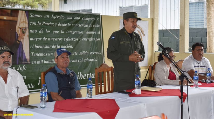 Ejército de Nicaragua en reunión con productores cafetaleros de Jinotega
