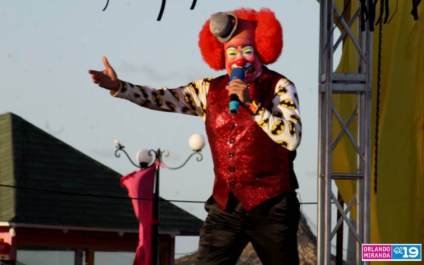 Payaso Pipo regaló carcajadas a visitantes del Puerto Salvador Allende
