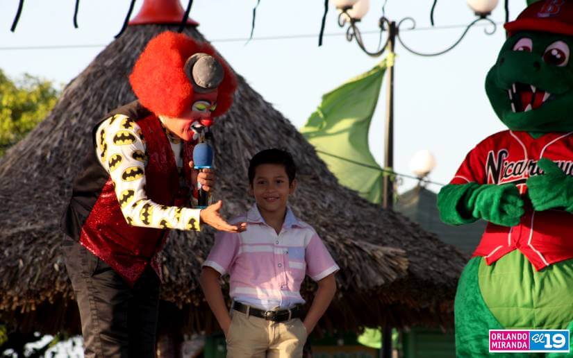 Payaso Pipo regaló carcajadas a visitantes del Puerto Salvador Allende