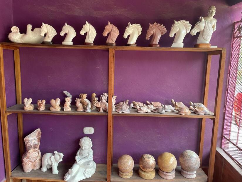 Autoridades visitan a escultores de San Juan de Limay