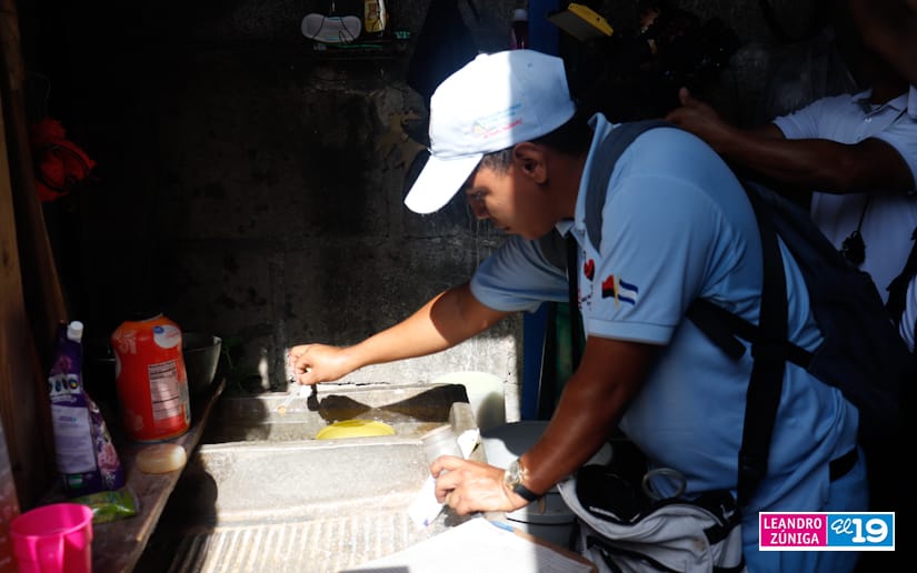 Aplican abate para eliminar larvas de mosquitos en el barrio Benedicto ...